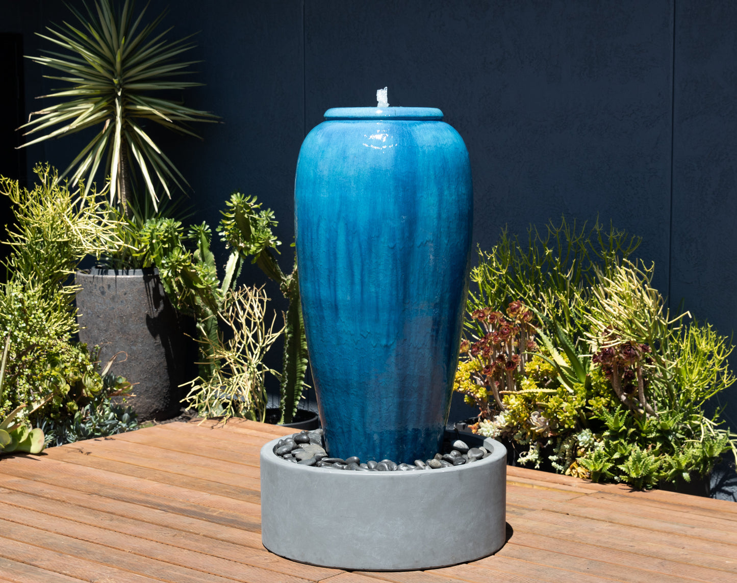 Tall Jar Fountain – PLANTATOREM